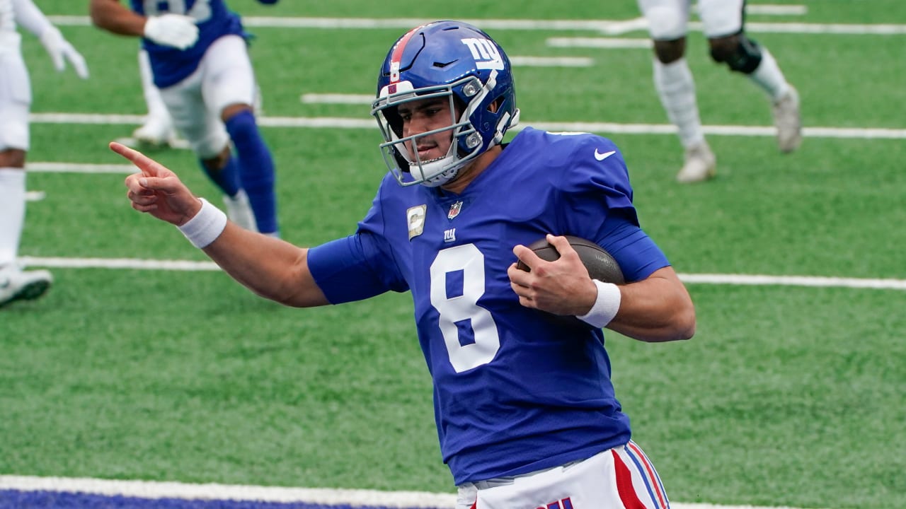 New York Giants quarterback Daniel Jones masterfully sets up blockers ...