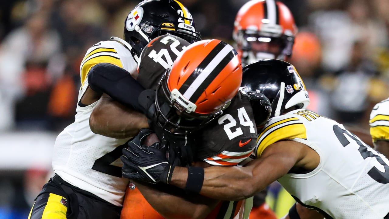 Broken tackle shifts Cleveland Browns running back Nick Chubb into ...