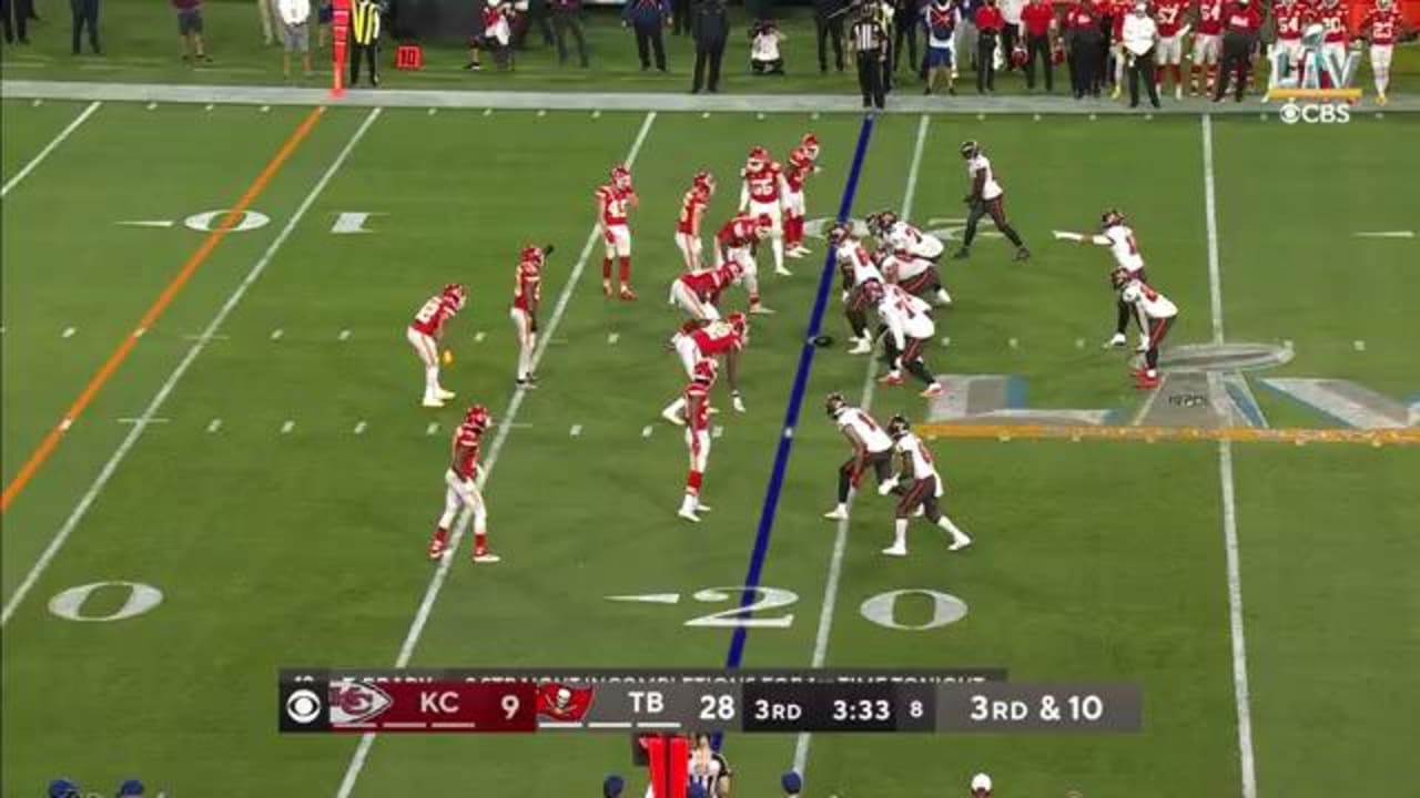 Tom Brady falls on errant snap for massive loss