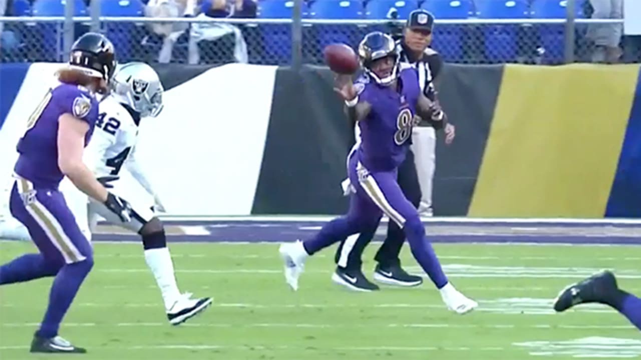 Lamar makes Favre-esque flip to Hurst for first down