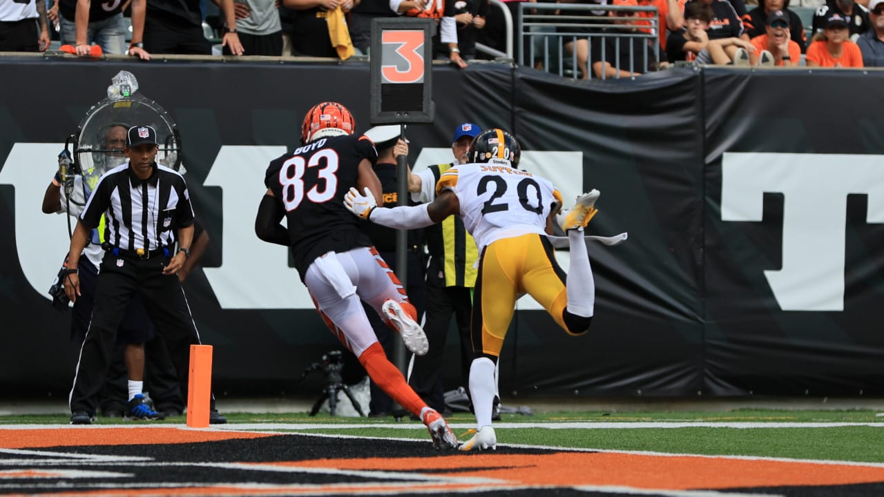 Cincinnati Bengals quarterback Joe Burrow dials it up to wide receiver ...