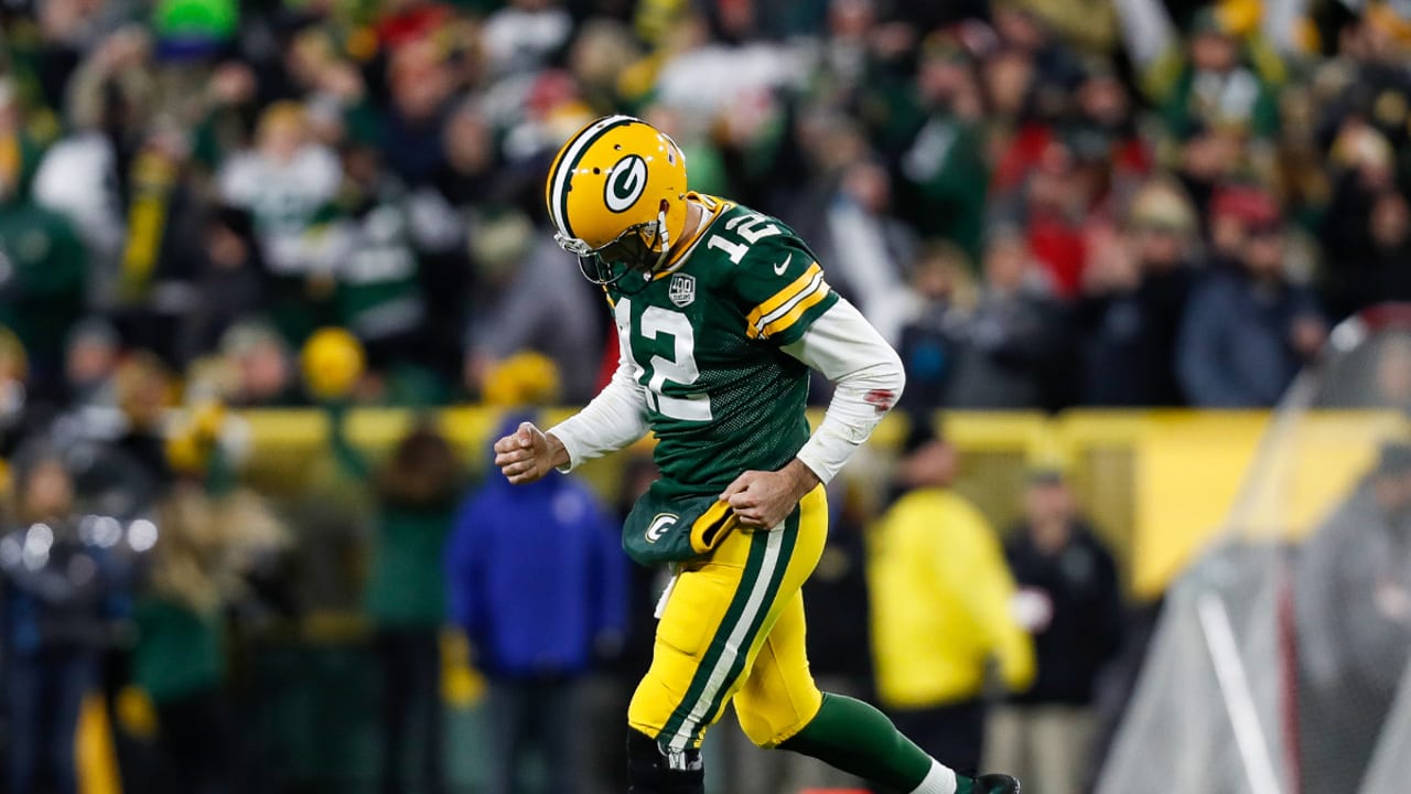 Rodgers works magic again in Packers' comeback win
