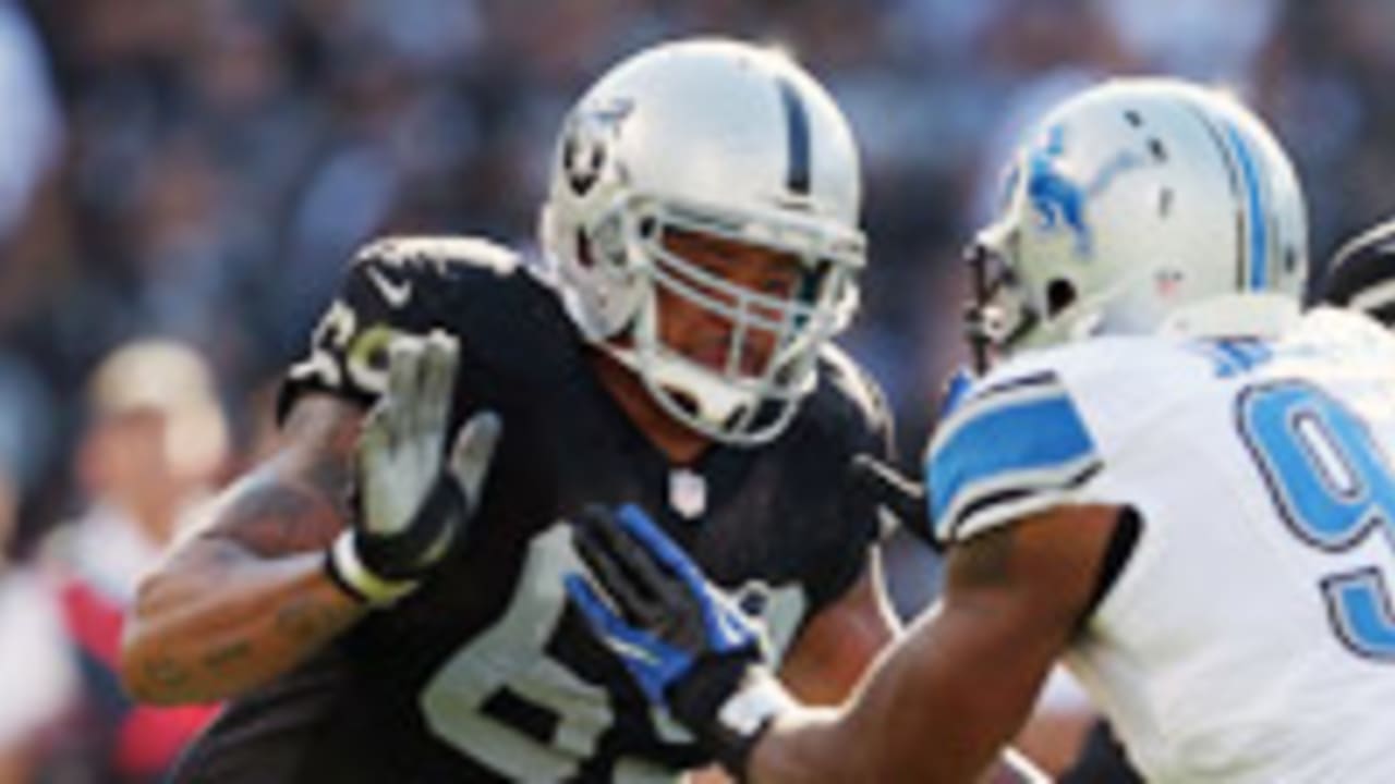 Khalif Barnes re-signs with Oakland Raiders