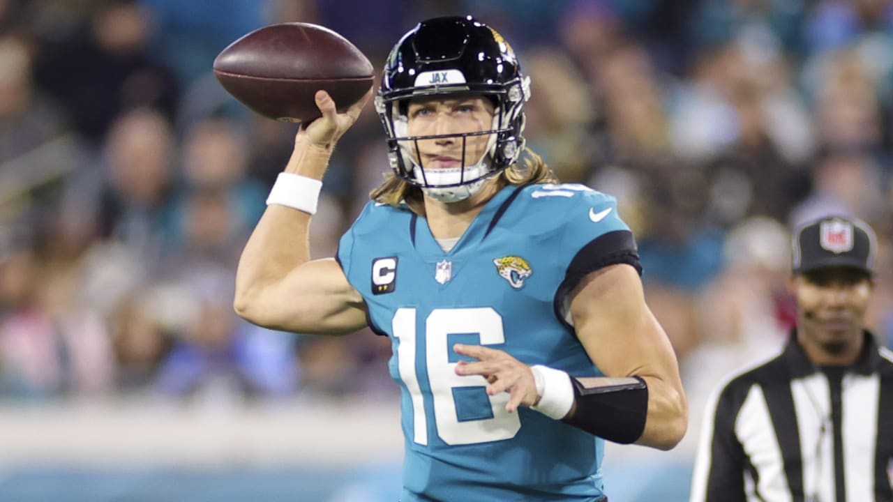 Jacksonville Jaguars quarterback Trevor Lawrence lofts a 25-yard TD to ...
