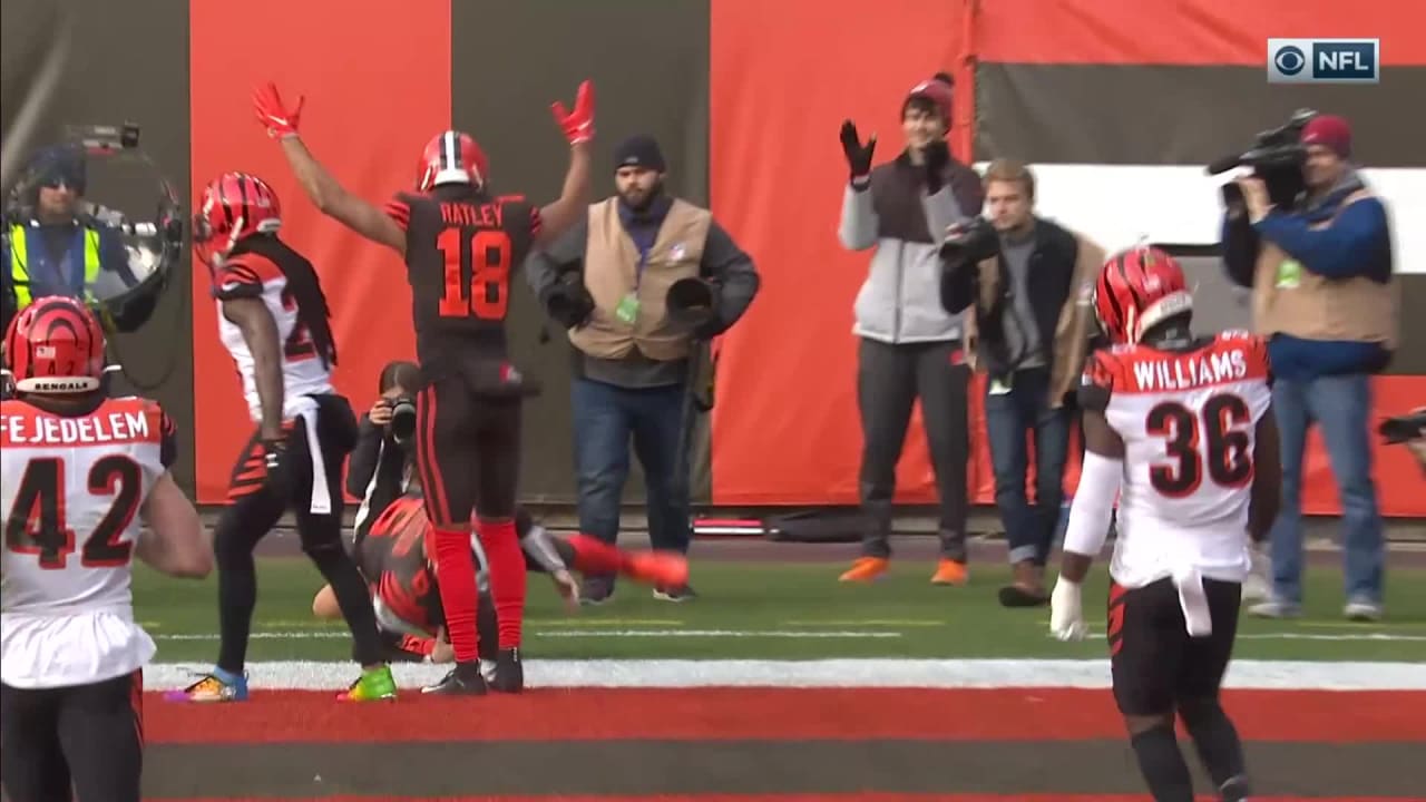 Baker Mayfield dives for the pylon on impressive TD scramble