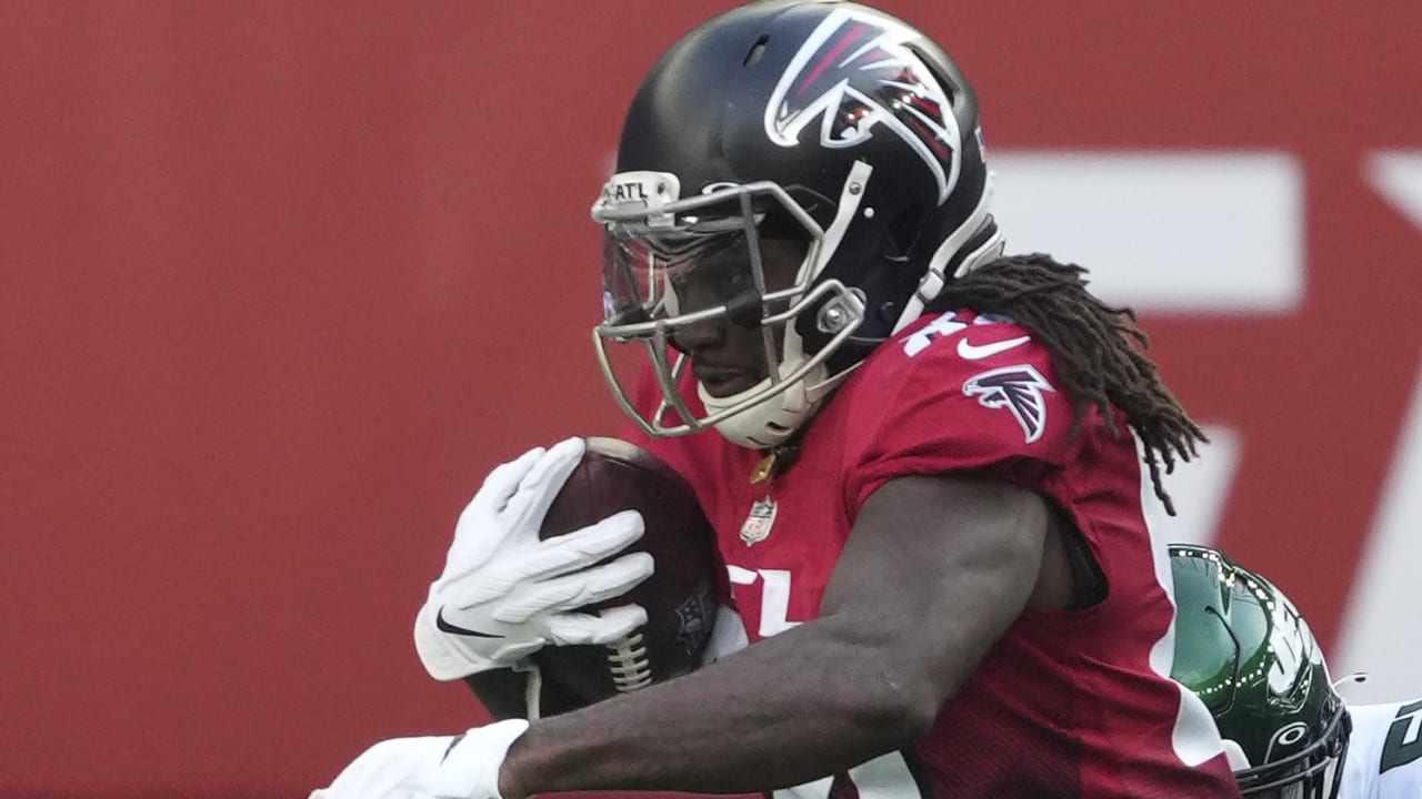 Atlanta Falcons running back Cordarrelle Patterson stretches out to ...