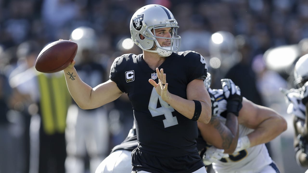 Raiders OC: Carr, offense 'this close' to breaking out