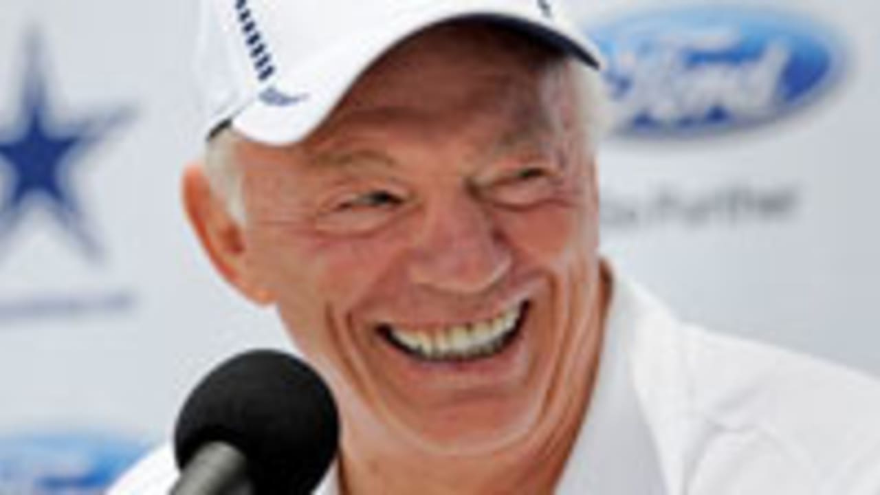 Jerry Jones laughs about personal eyeglass cleaner