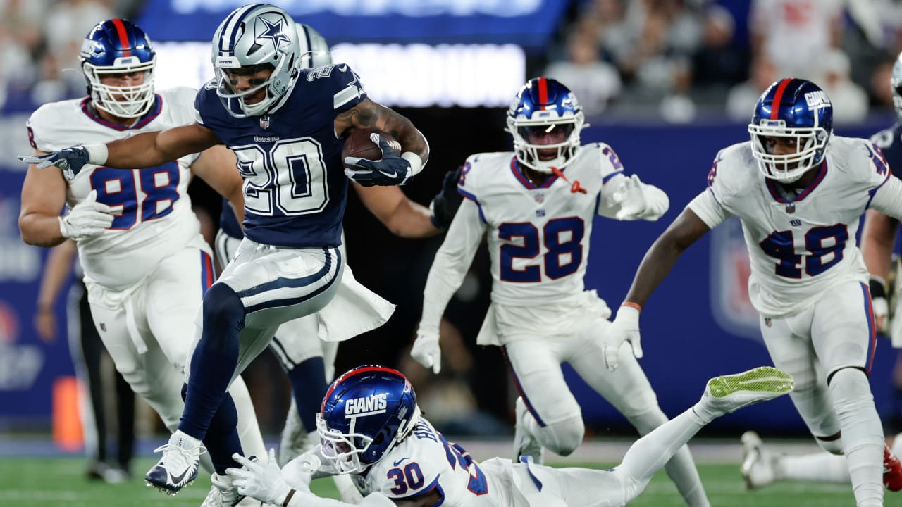 Dallas Cowboys running back Tony Pollard burst through for 17-yard dash
