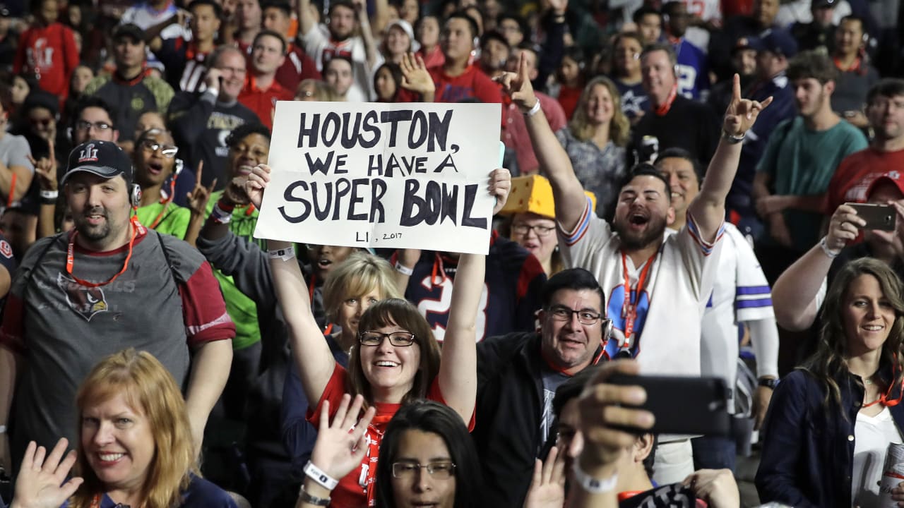 Thousands of volunteers help make the Super Bowl a reality