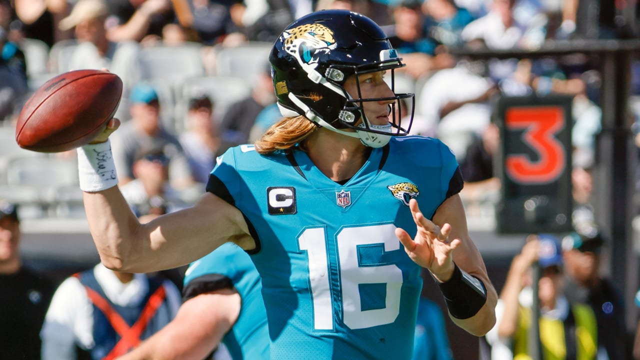 Jacksonville Jaguars quarterback Trevor Lawrence flashes his Howitzer ...