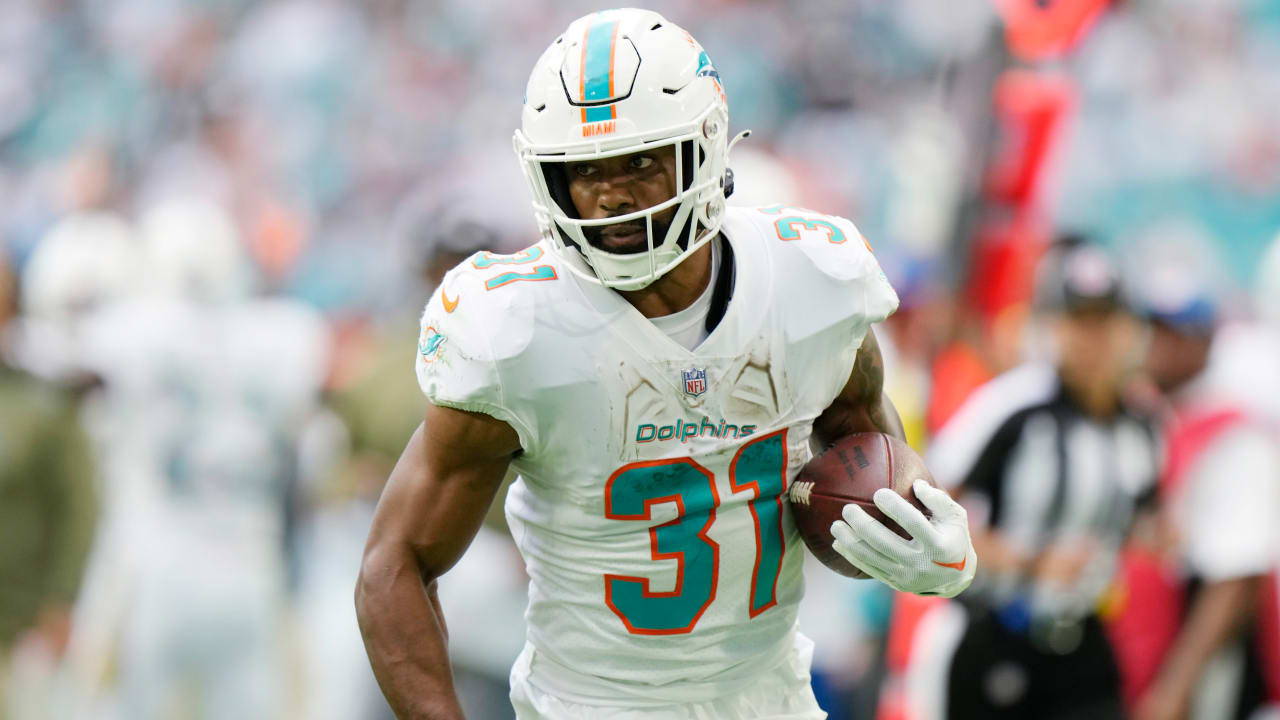 Miami Dolphins running back Raheem Mostert goes untouched on 24-yard TD run