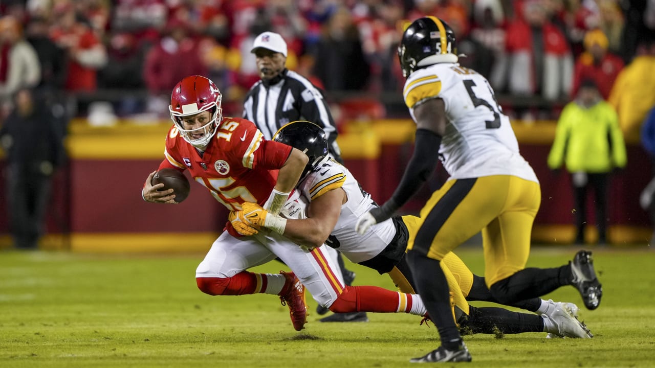 Pittsburgh Steelers outside linebacker Alex Highsmith speeds off the ...