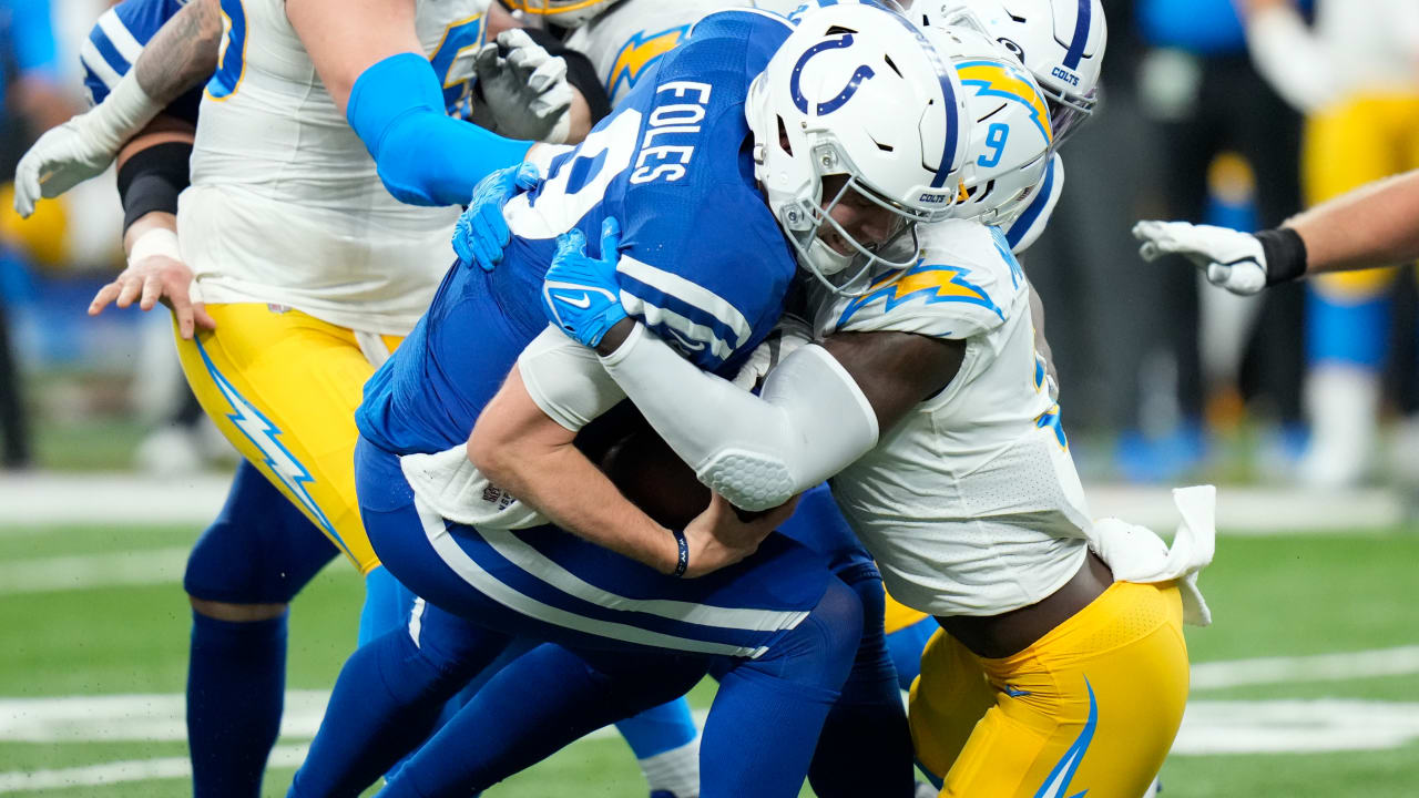 Los Angeles Chargers linebacker Kenneth Murray swims past blocker on ...