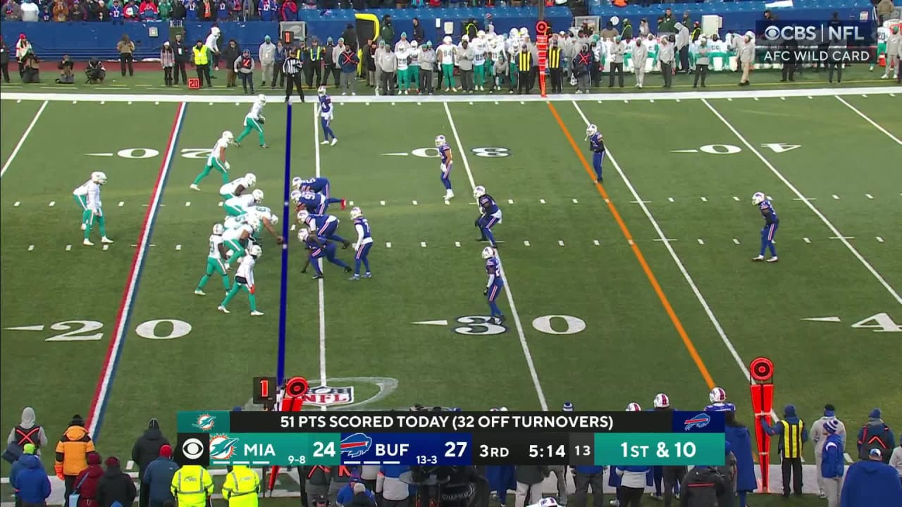 Miami Dolphins wide receiver Tyreek Hill takes swing pass for 13 yards ...