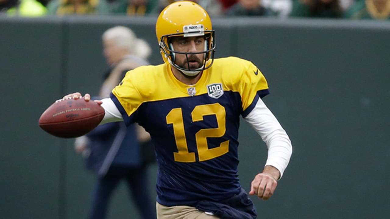 Rodgers shows mobility on first-down run