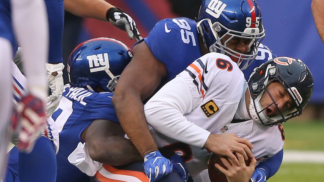 Giants swarm Bears, extend five-game winning streak