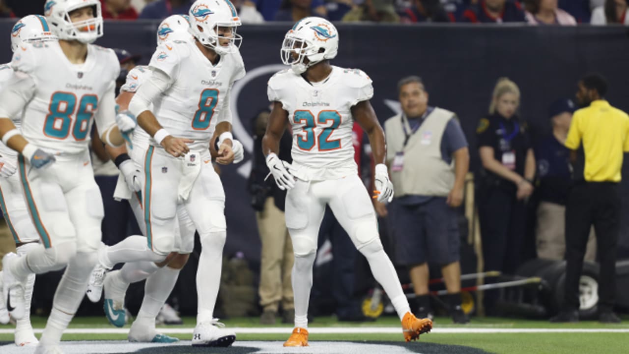 Kenyan Drake dashes to outside lane for rushing TD