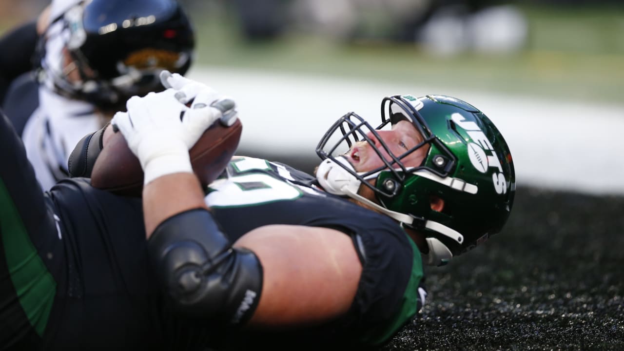 Big man TD II! New York Jets offensive tackle Conor McDermott stretches ...