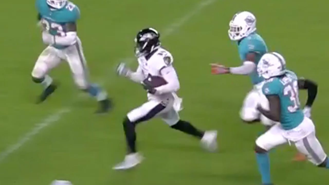 Lamar Jackson finds Tim White for 33-yard gain to set up TD
