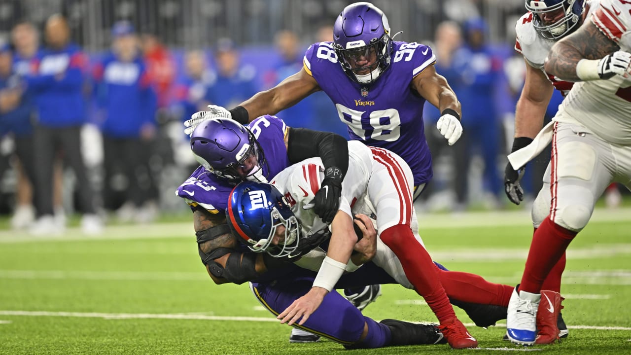 Minnesota Vikings defensive end Jonathan Bullard clamps down on New York Giants QB Daniel Jones ...