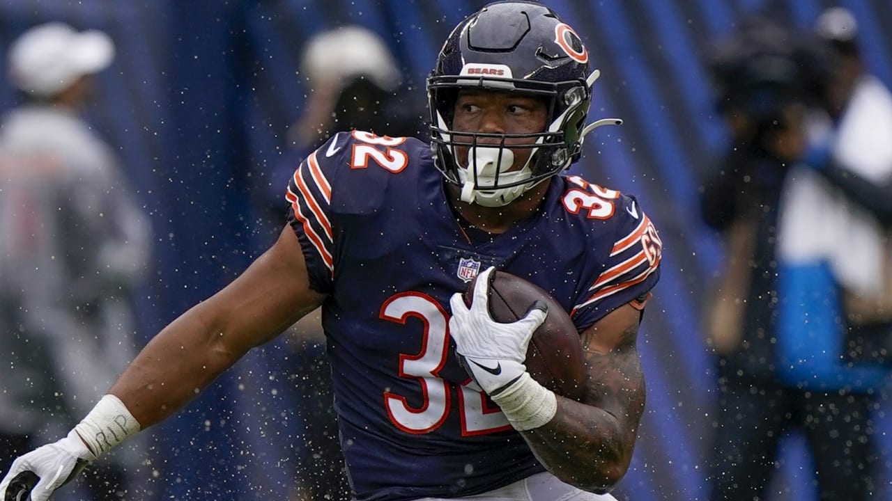 Chicago Bears quarterback Justin Fields flips, running back David ...