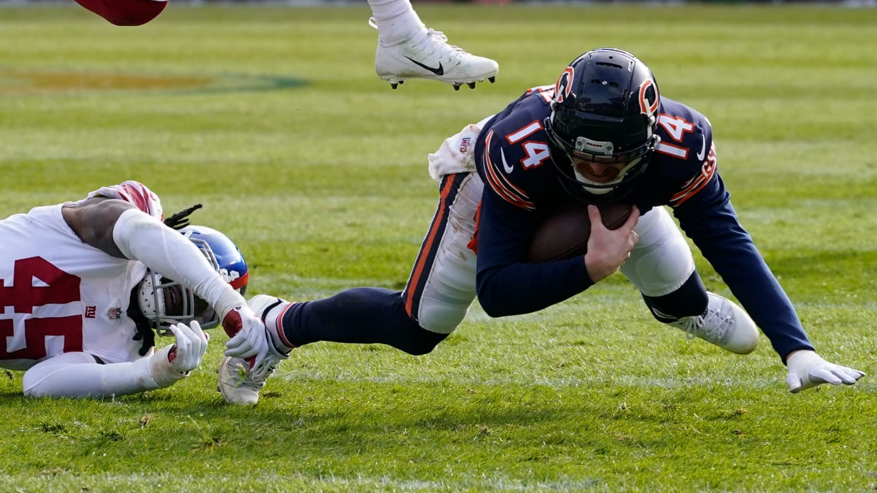 New York Giants linebacker Jaylon Smith wraps up Andy Dalton on third ...