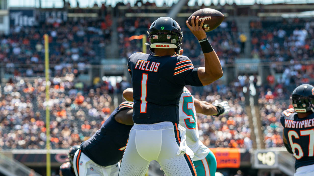 Chicago Bears quarterback Justin Fields hits wide receiver Riley Ridley ...