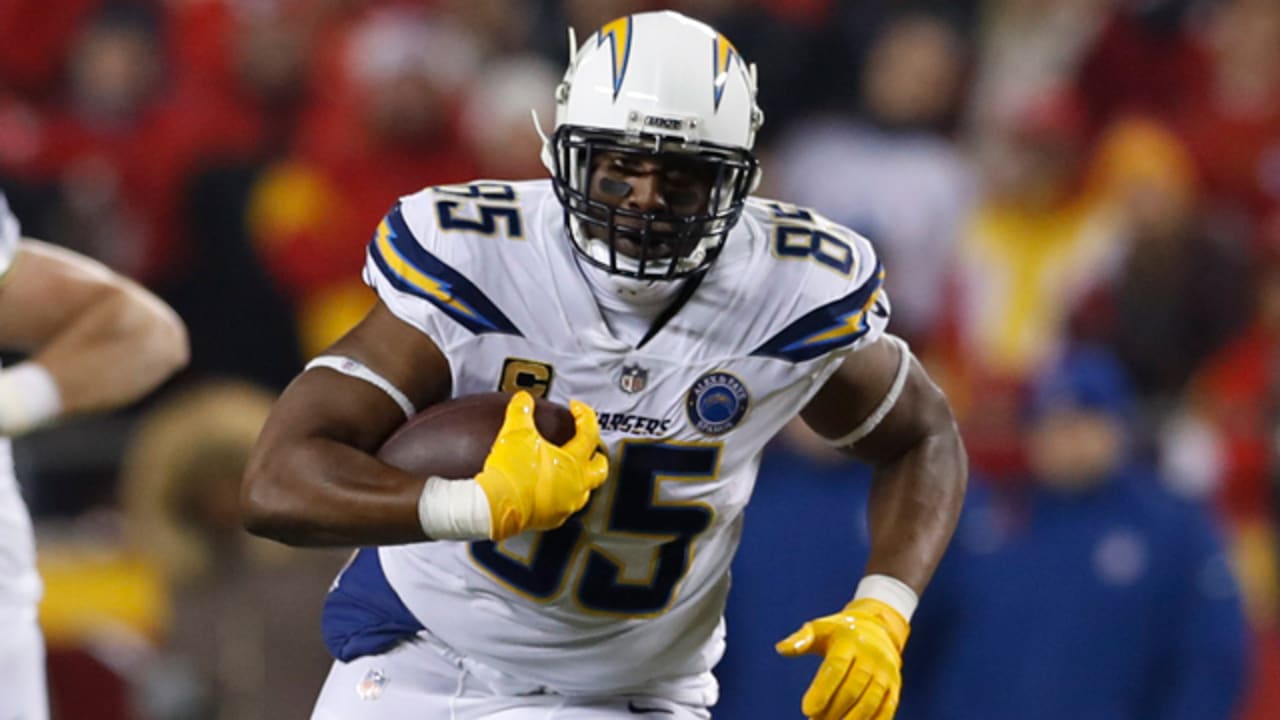 Antonio Gates shows he's still got some moves on 14-yard catch and run