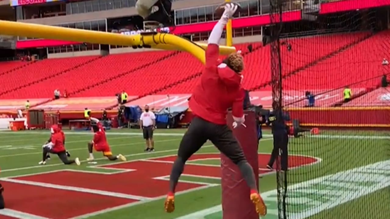 Tyreek Hill snags one-handed catch over crossbar