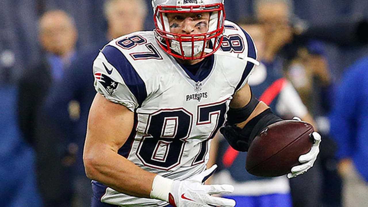 Rob Gronkowski sees limited action in season debut