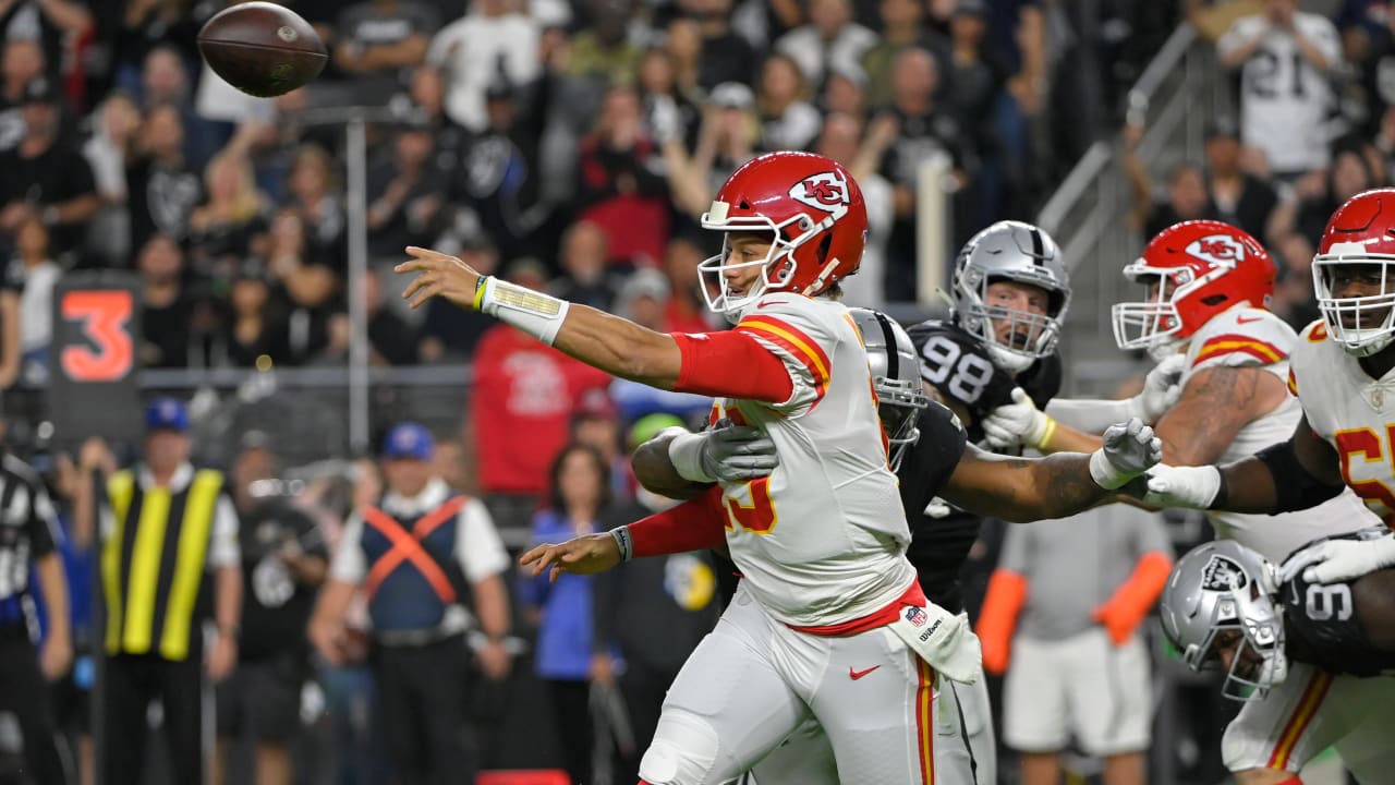 Kansas City Chiefs quarterback Patrick Mahomes' left-handed pass on ...
