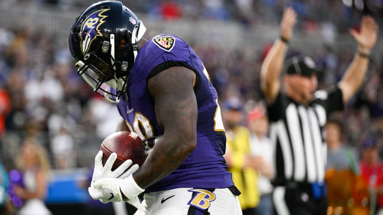 Mike Davis gives young fan football following first TD with Ravens