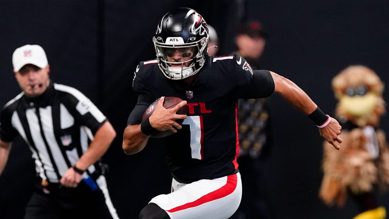 Atlanta Falcons quarterback Marcus Mariota goes untouched up the middle ...