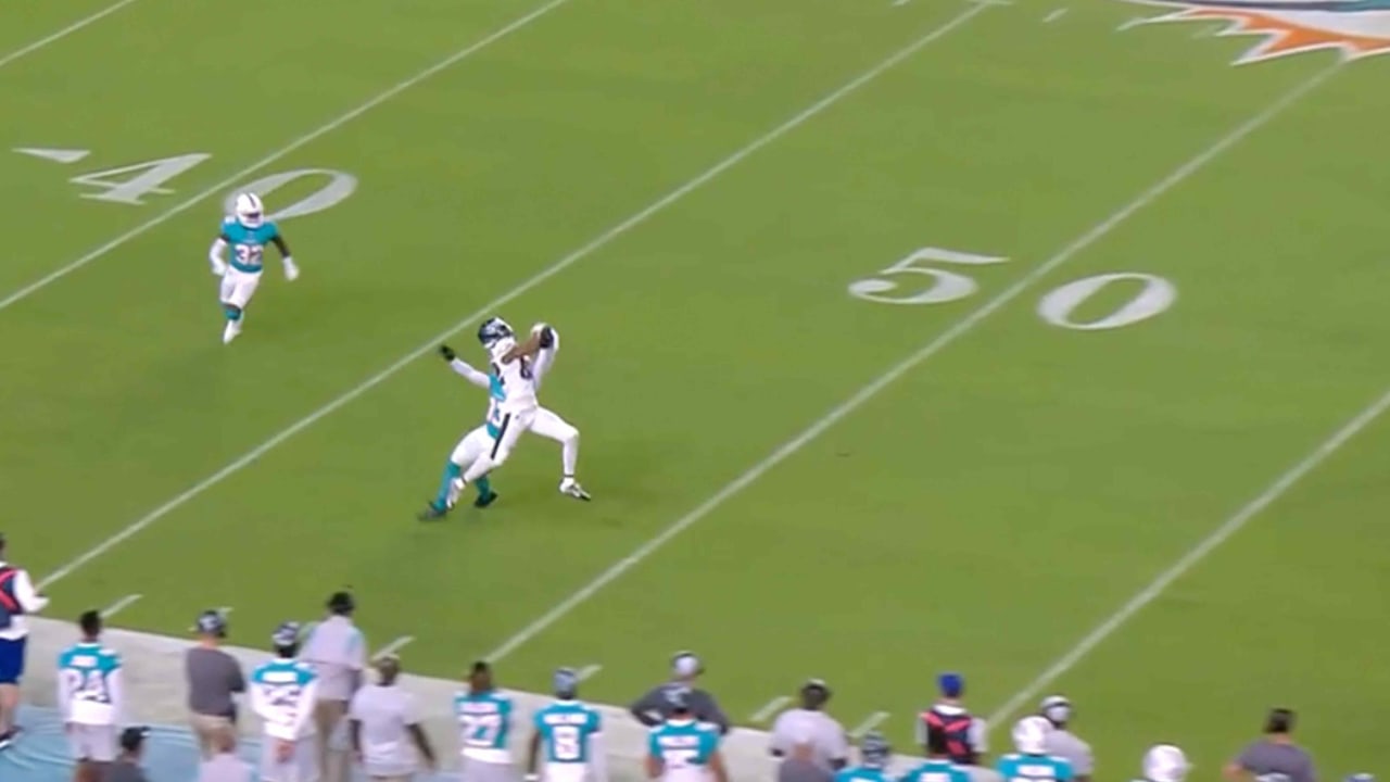 Philadelphia Eagles quarterback Reid Sinnett places perfect pass to ...