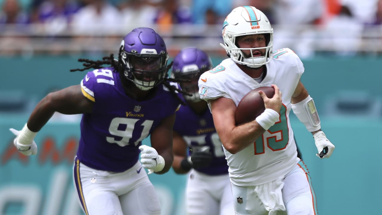 Minnesota Vikings linebacker Patrick Jones II swallows up quarterback ...