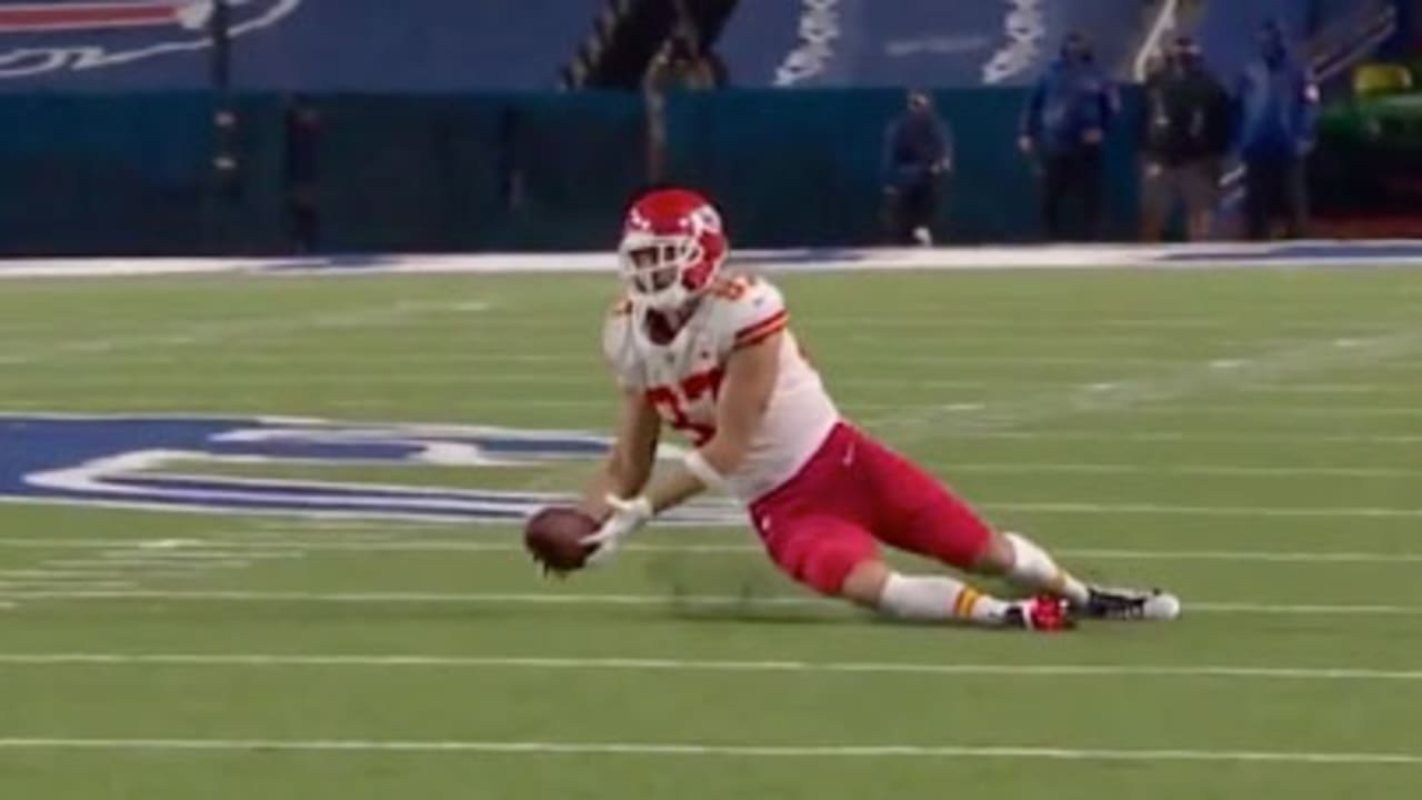 Kansas City Chiefs tight end Travis Kelce secures scooping grab of quarterback Patrick Mahomes ...