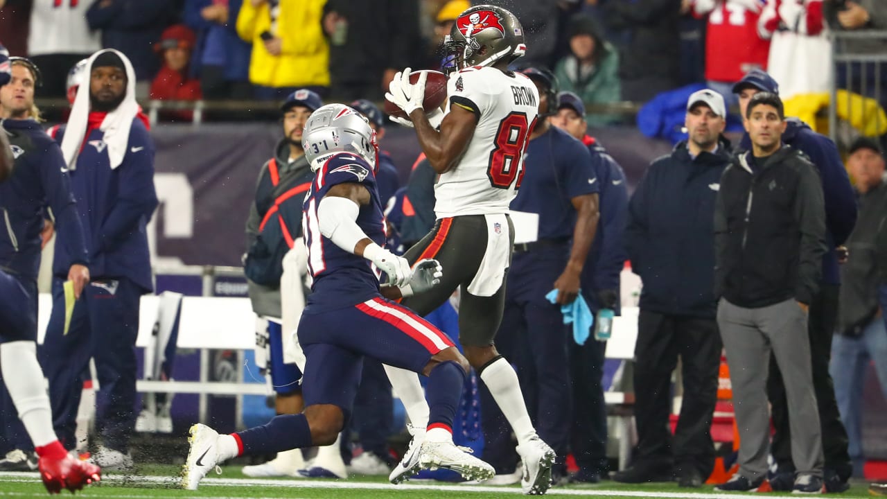 Tampa Bay Buccaneers quarterback Tom Brady rips back-shoulder pass to ...