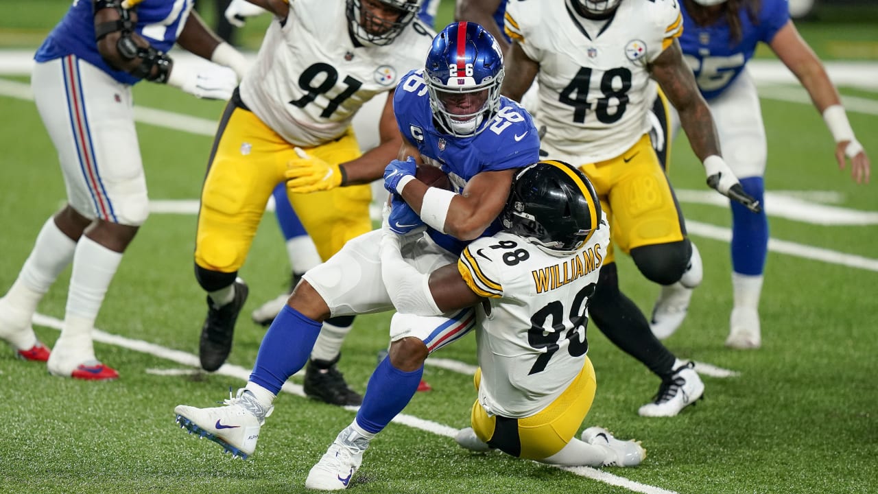 Pittsburgh Steelers engulf New York Giants running back Saquon Barkley ...