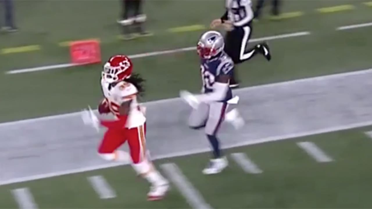 Rookie Tremon Smith races down sideline for 97-yard kick return