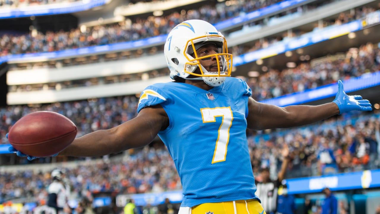 Los Angeles Chargers wide receiver Andre Roberts outraces everyone on a ...