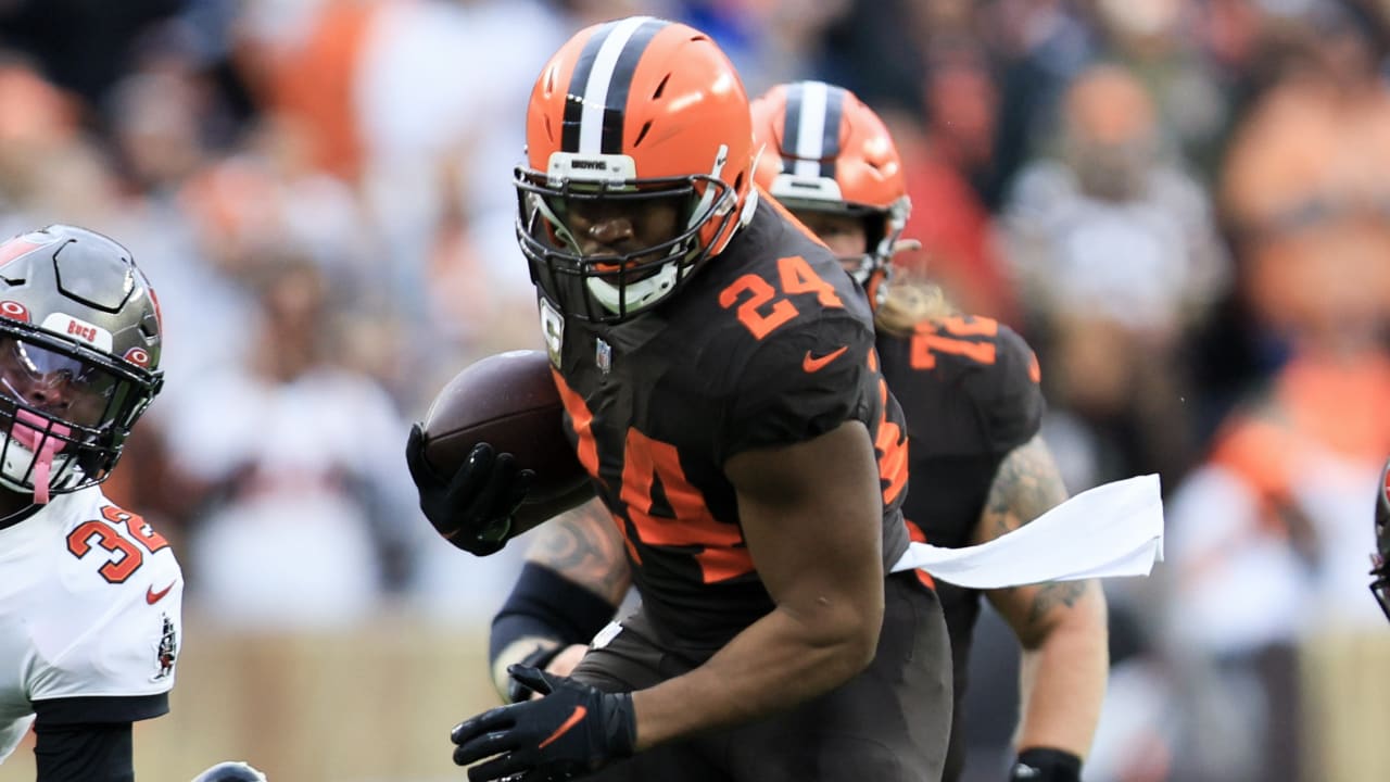 Cleveland Browns running back Nick Chubb jukes defender in open space ...