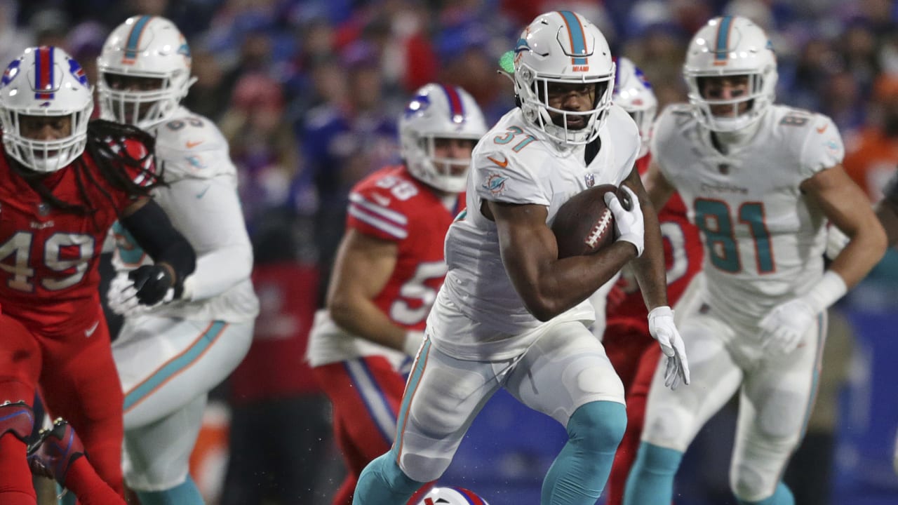 Miami Dolphins running back Raheem Mostert breaks loose after catch for ...