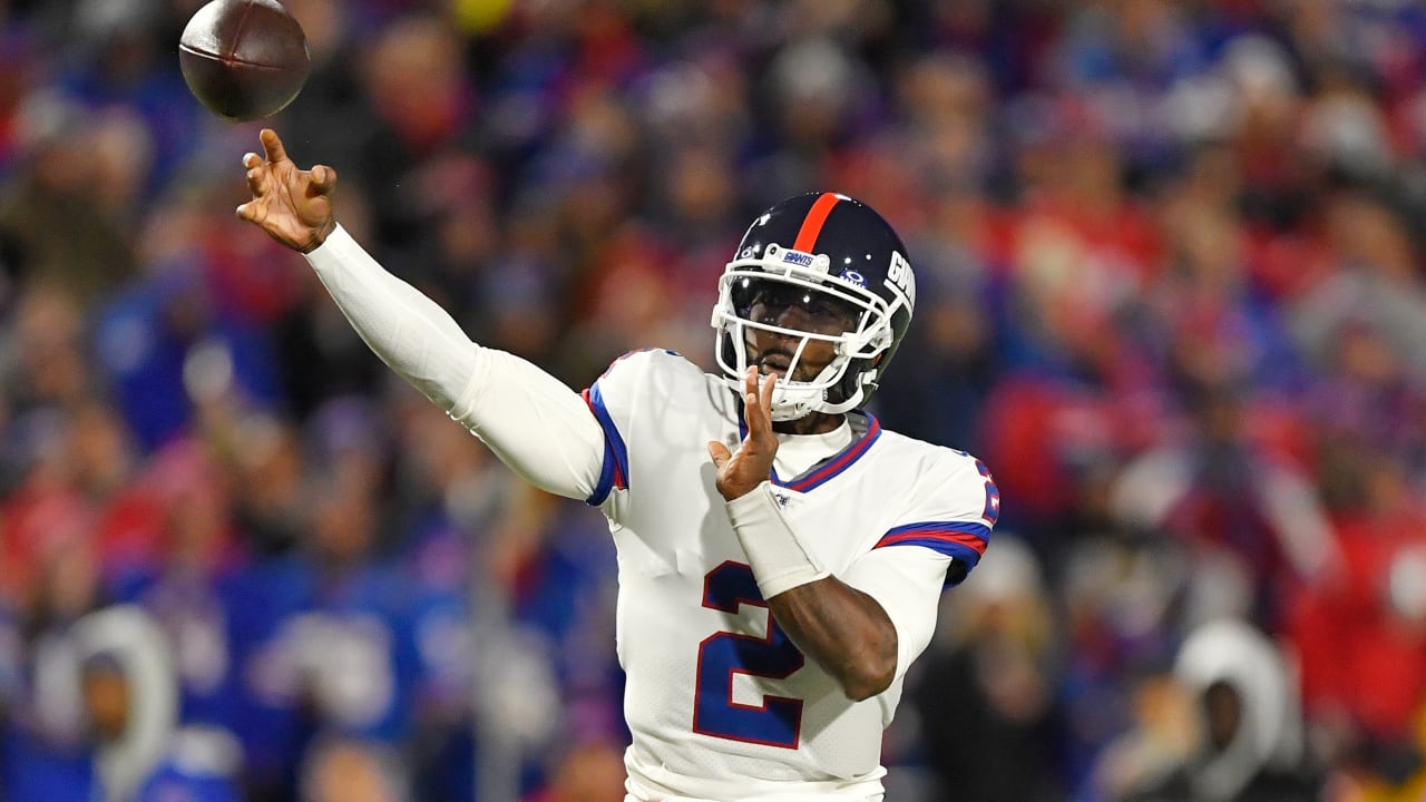New York Giants quarterback Tyrod Taylor lofts 27-yard dime into wide ...