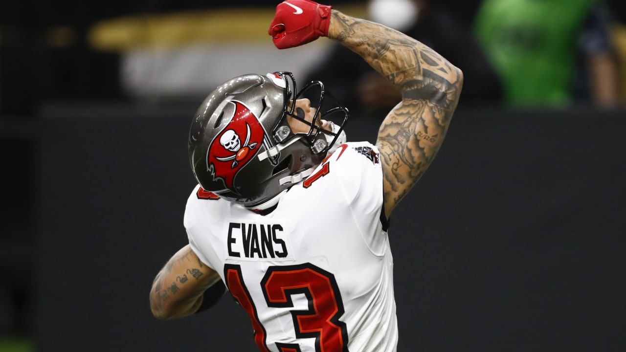 Tampa Bay Buccaneers wide receiver Mike Evans beats Saints CB Marshon ...