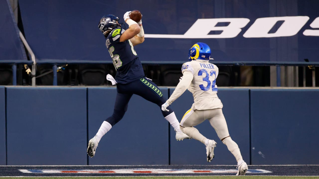 Seattle Seahawks quarterback Russell Wilson lofts a perfect touchdown ...