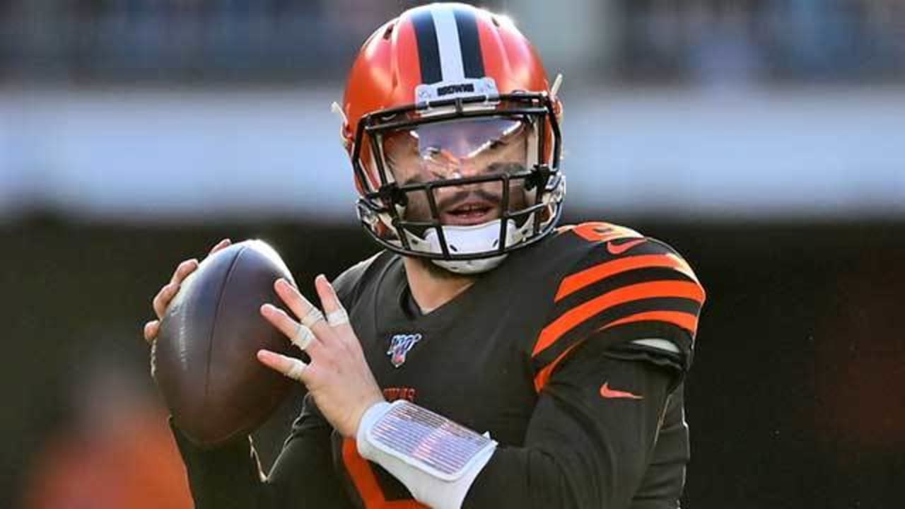 Baker Mayfield throws into no-man's land for INT