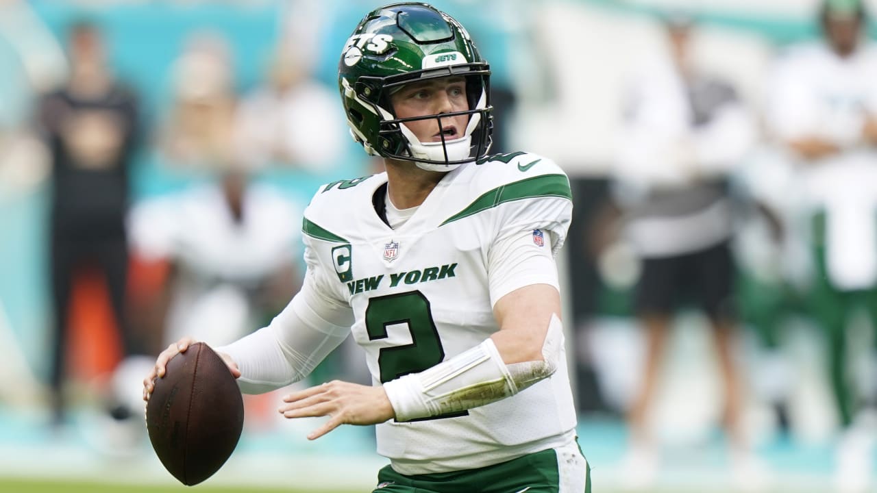 New York Jets quarterback Zach Wilson shakes Dolphins' defenders to ...