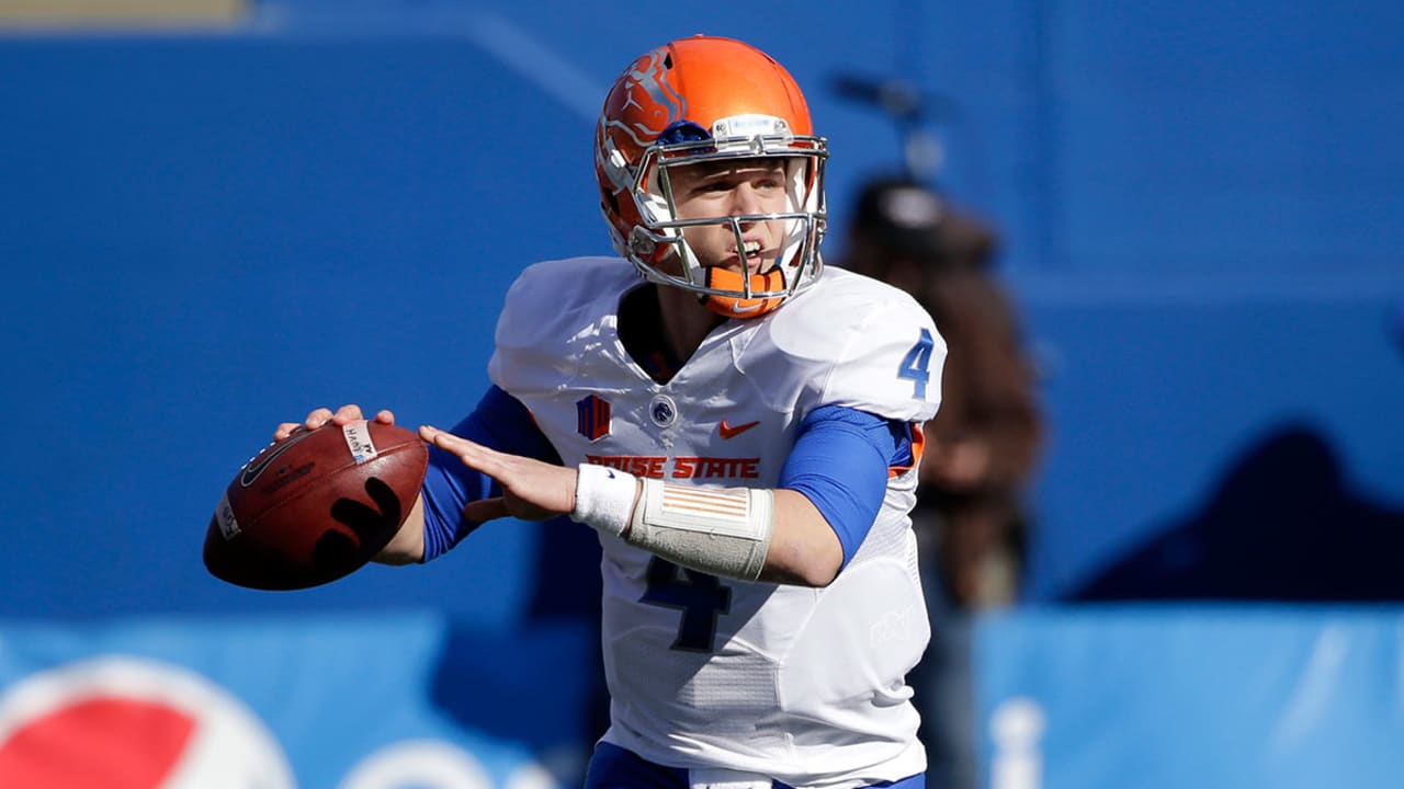 Boise State QB shows Steph Curry-type range with trick shot