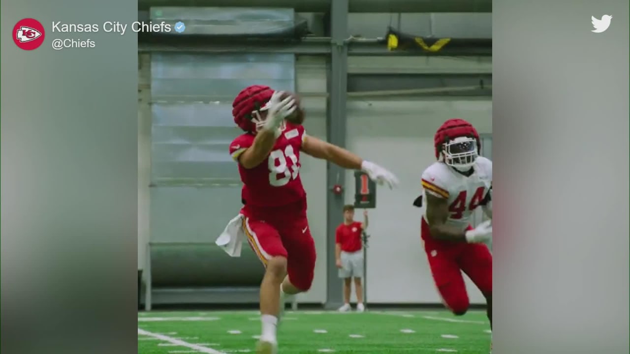 Kansas City Chiefs tight end Blake Bell reaches out for one-handed ...